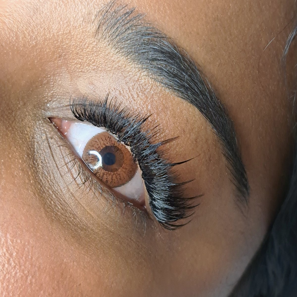 Spike Lashes: So stylst du den perfekten Wispy & Wet Look | WUM Germany